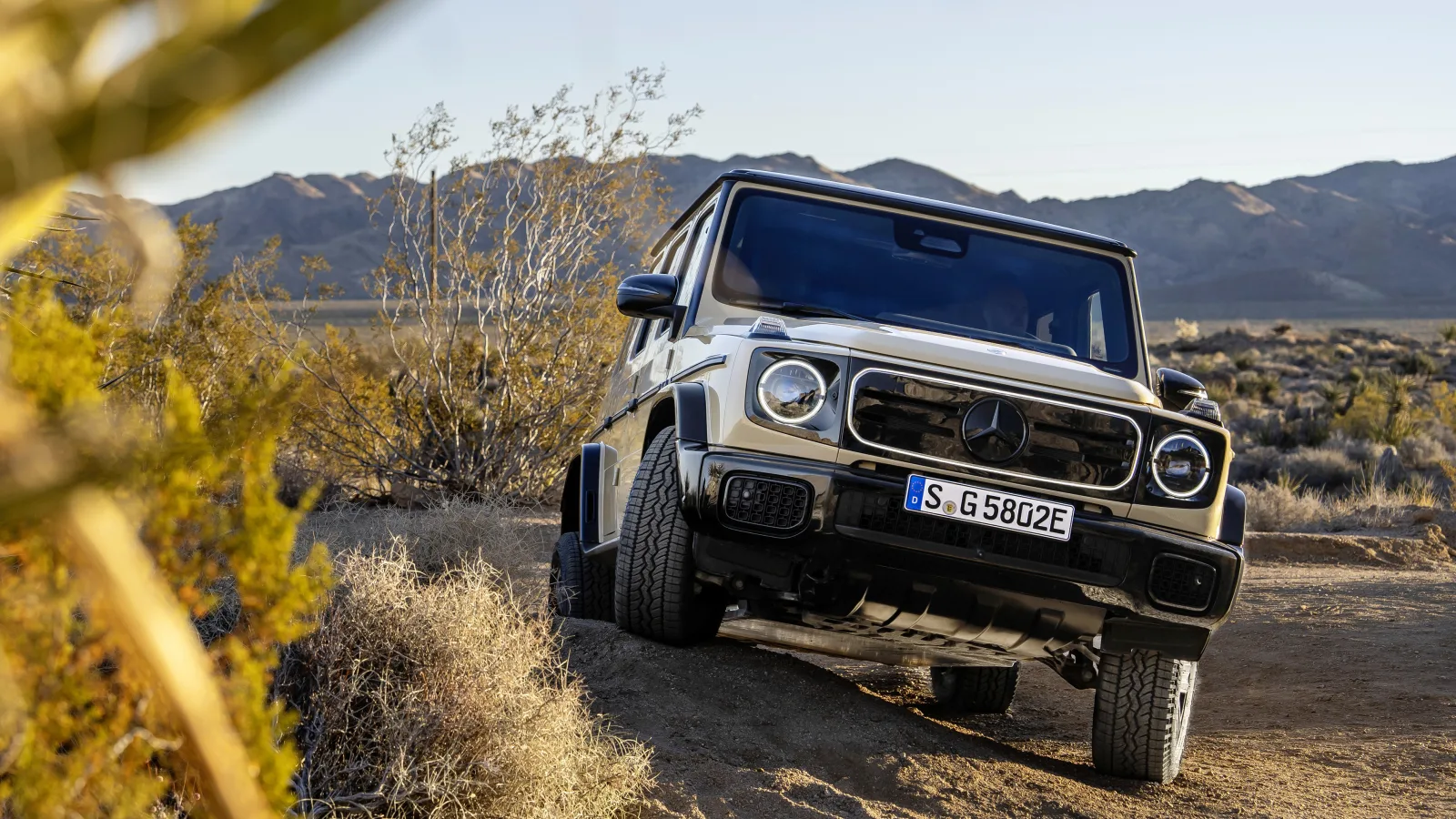 Mercedes-Benz unveils the G 580 EV with 4 electric motors and tank turn ...