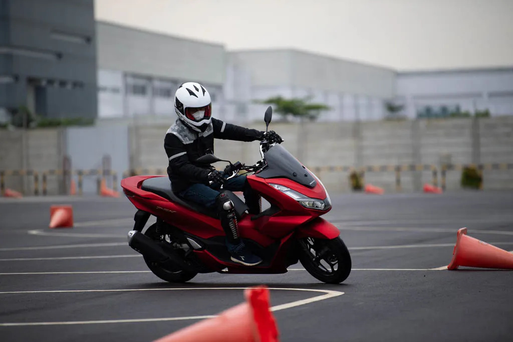 Yamaha Aerox 155 vs Honda PCX160 RoadSync: Specs, Price, Mileage -Autonexa