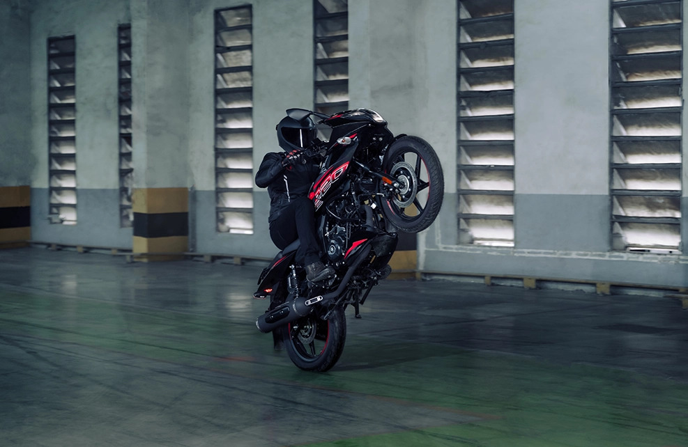 2025 Bajaj Pulsar 220F Launches in India with Bluetooth Connectivity ...