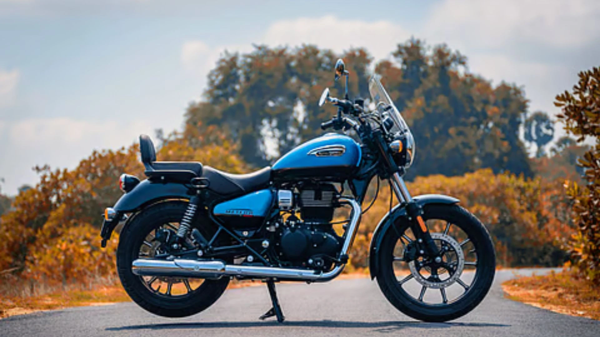 2025 Royal Enfield Meteor 350 Spotted at Dealership Ahead of Launch ...